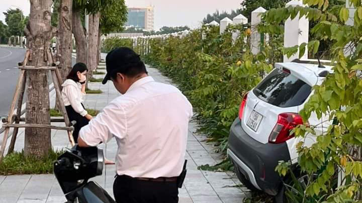 Ảnh TNGT: Đạp nhầm chân ga, VinFast Fadil phá rào chui ra cánh đồng